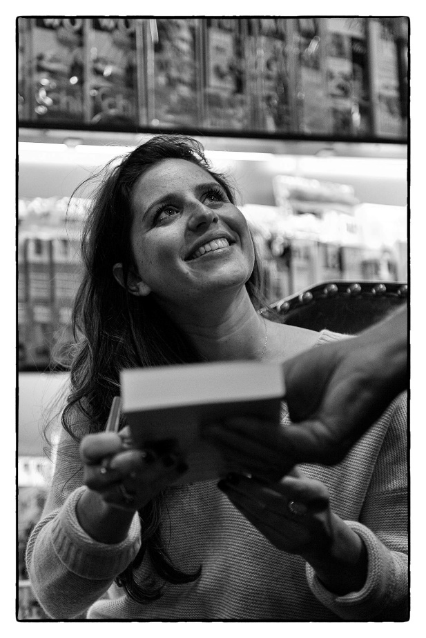 Ronit Palache signeert Andreas Burnier - mijn Amstelveen