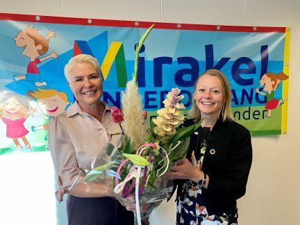 Wethouder Floor Gordon feliciteert Myra Quint met 30 jarig jubileum ...