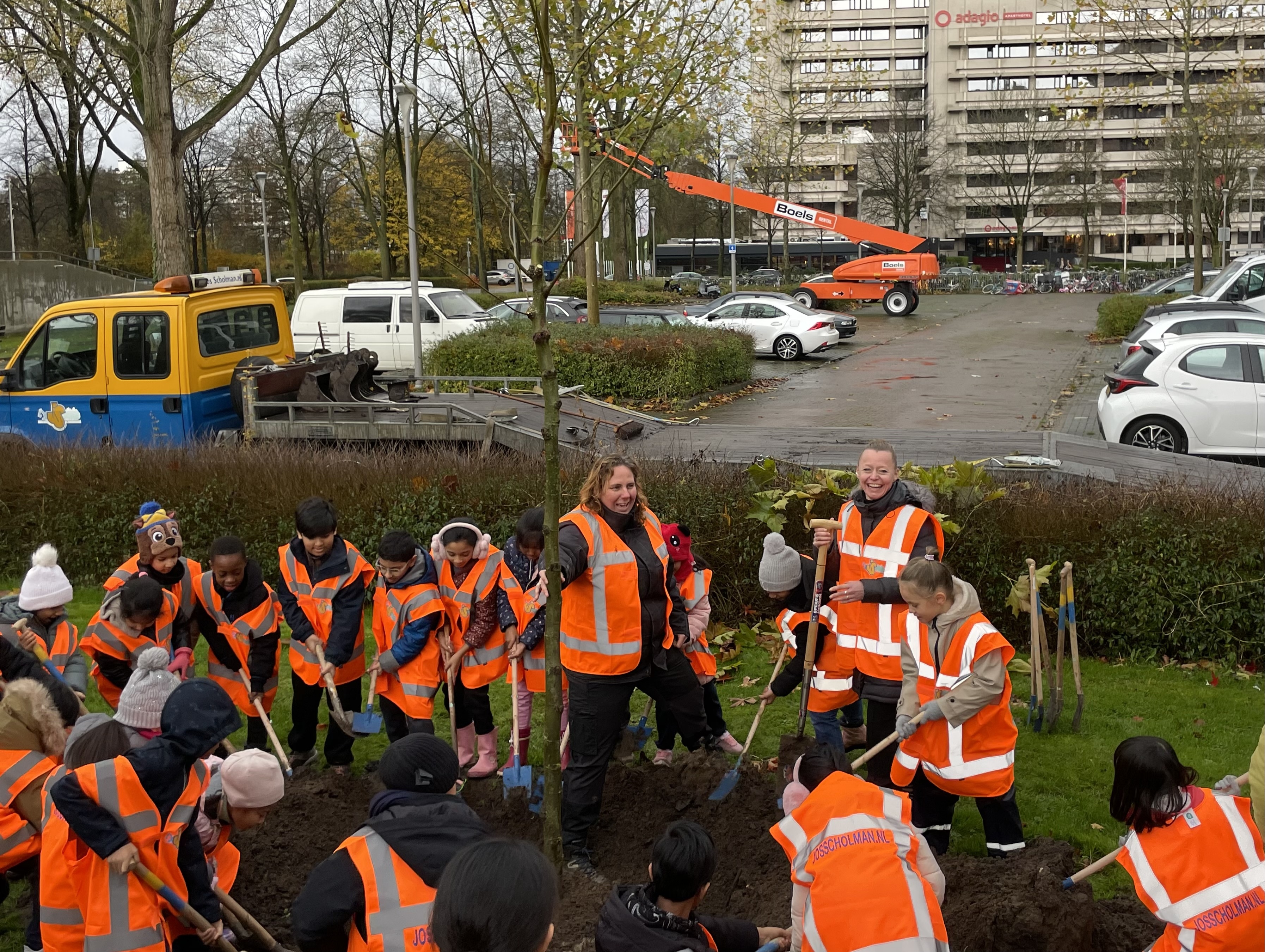 Leerlingen planten bomen op Boomfeestdag - mijn Amstelveen